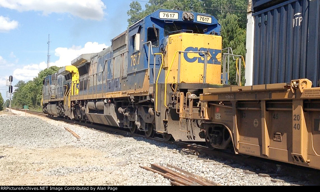 CSX C40-8 7617